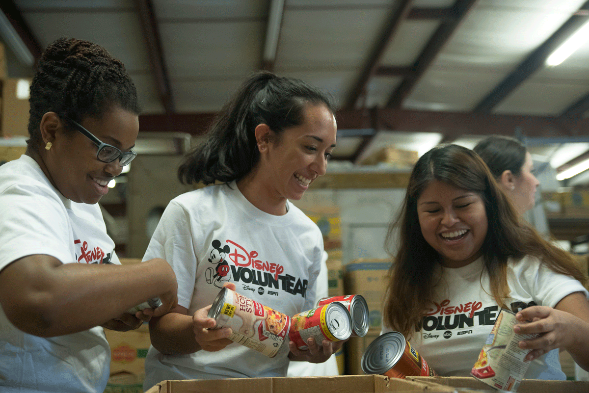 Walt Disney Parks and Resorts Gives Back for Thanksgiving | The Walt ...