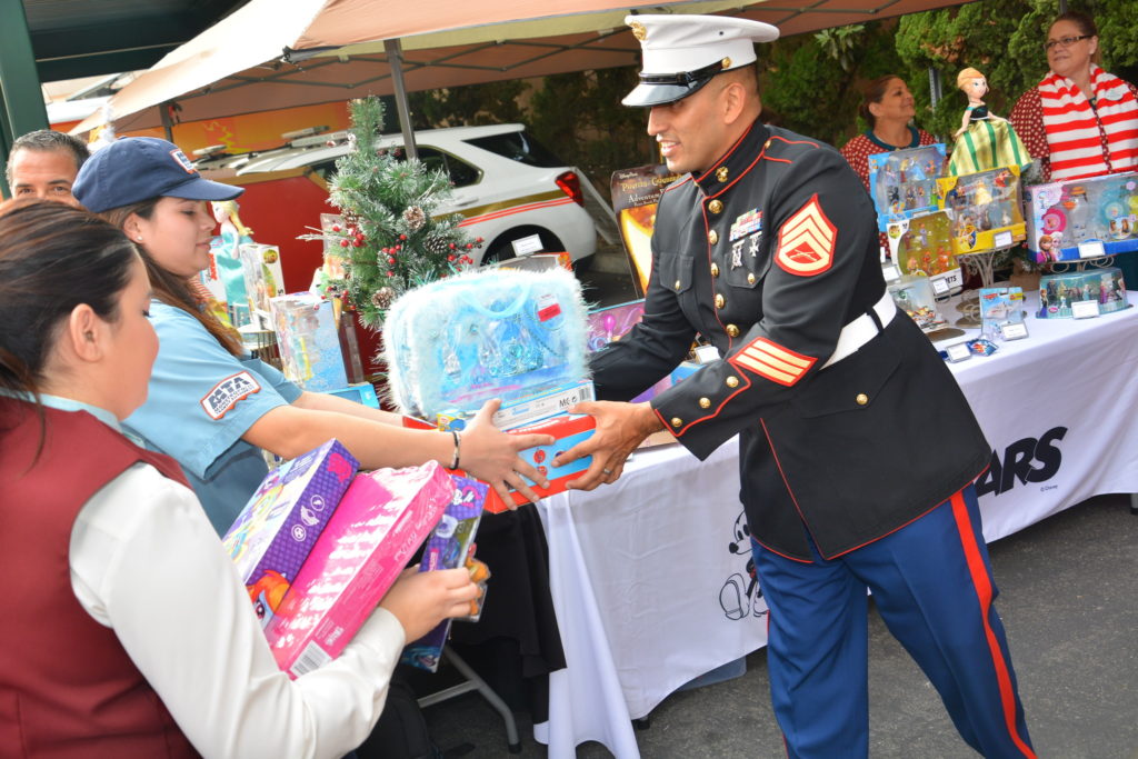 Walt Disney Parks and Resorts Shares Holiday Cheer | The Walt Disney ...